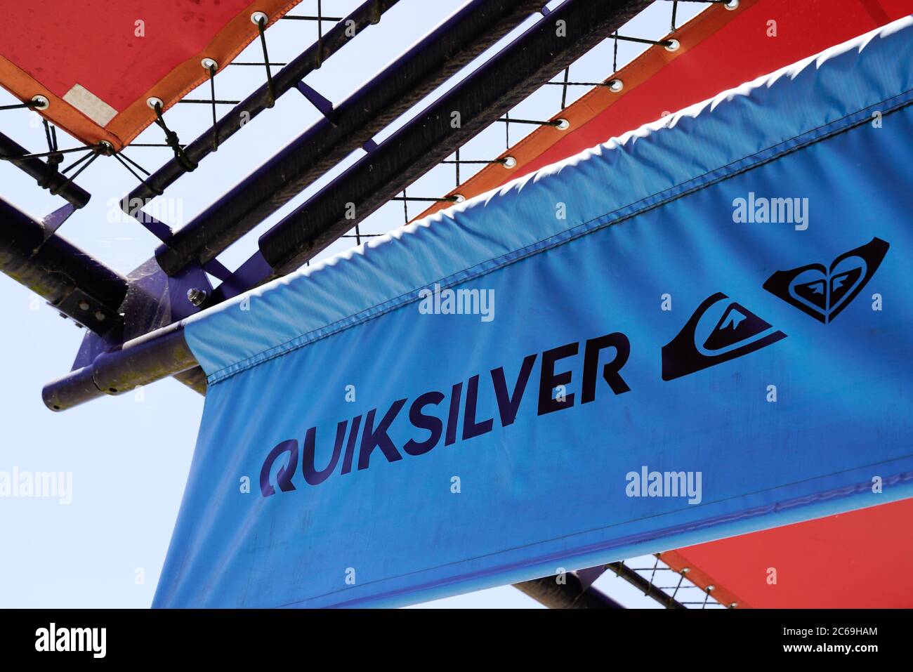 Quicksilver logo on clothing hi-res stock photography and images - Alamy