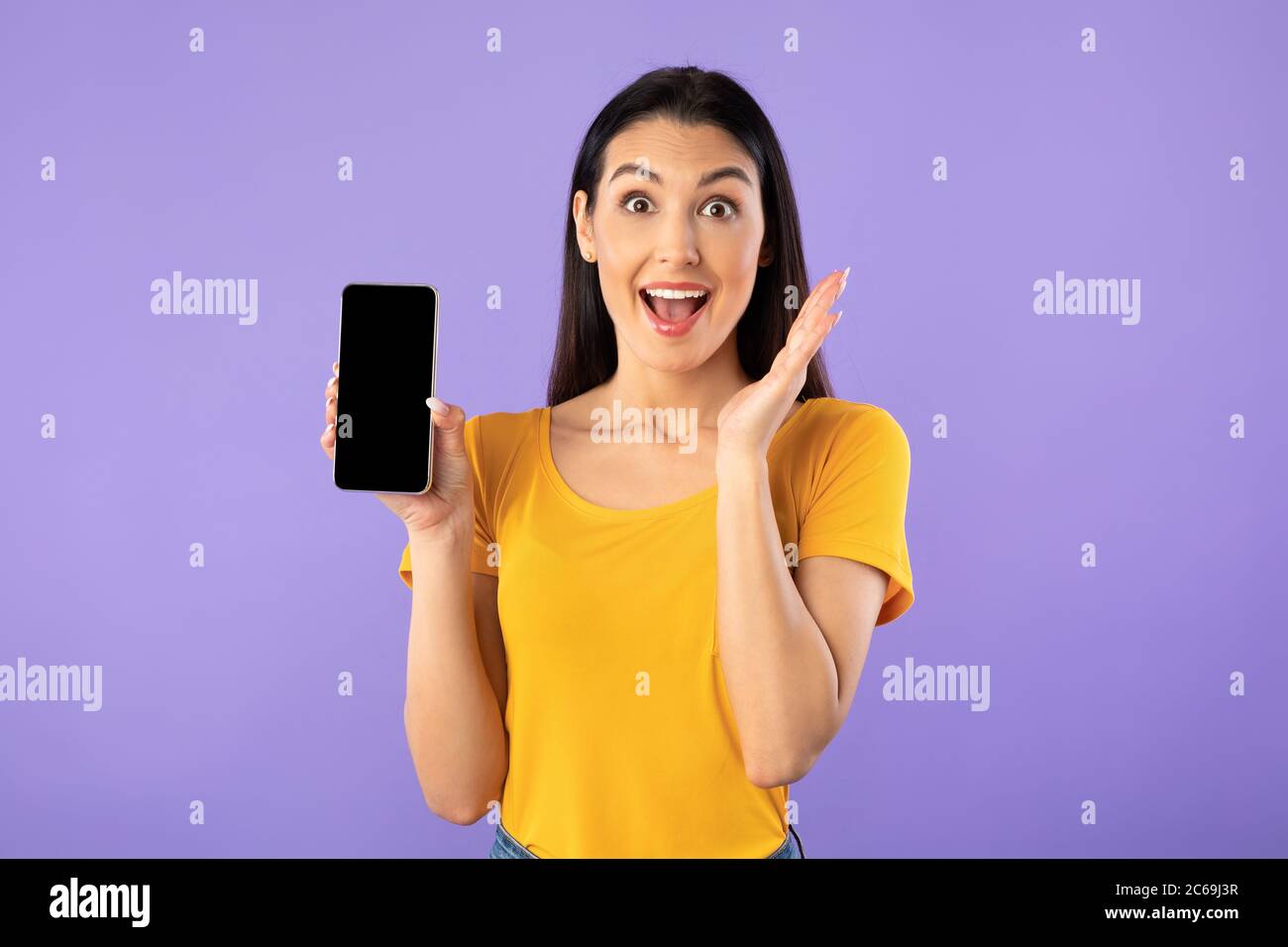 Girl showing white blank cell phone screen Stock Photo - Alamy