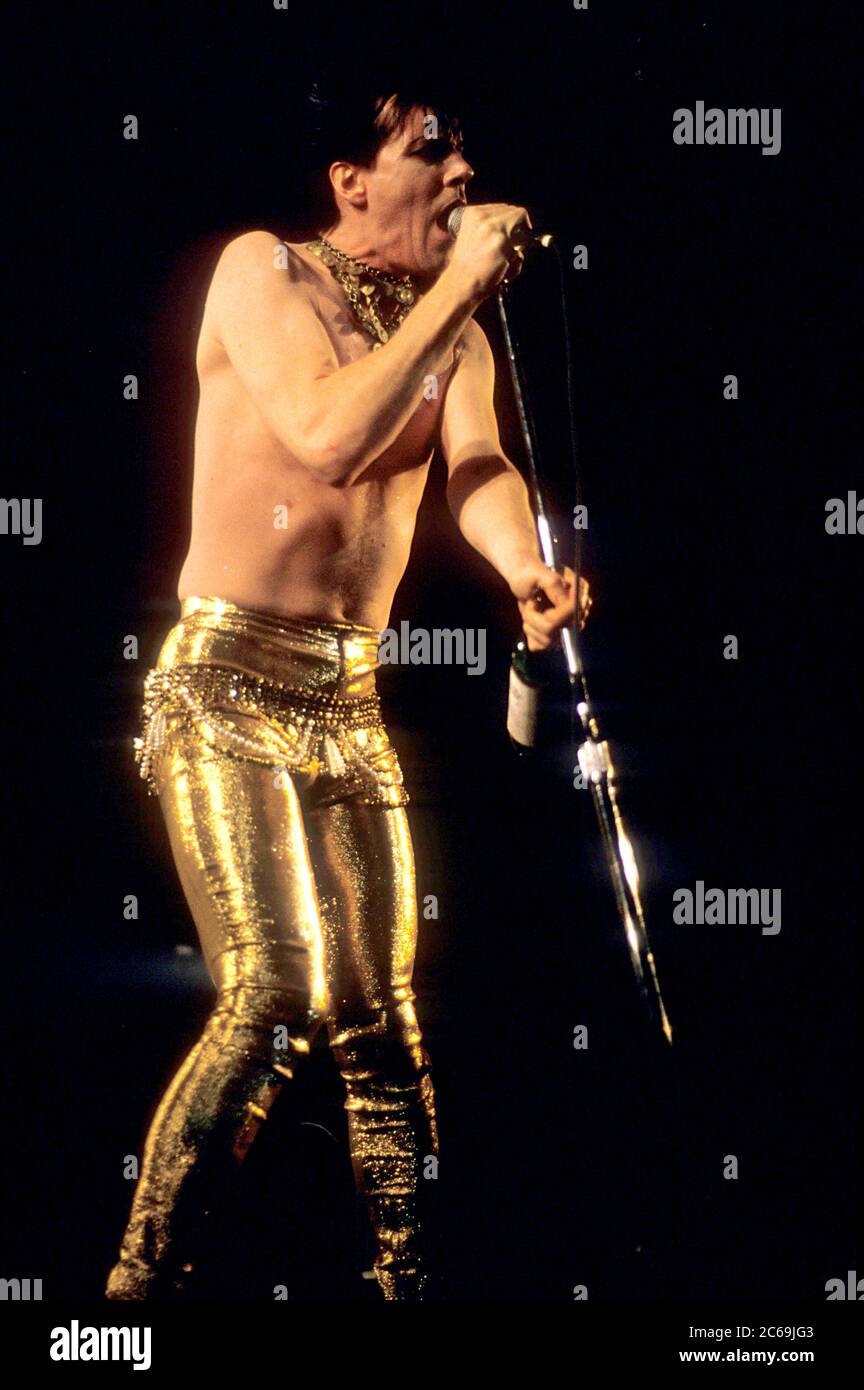 Lux Interior from The Cramps live at Hammerswithh Odeon. London, March ...