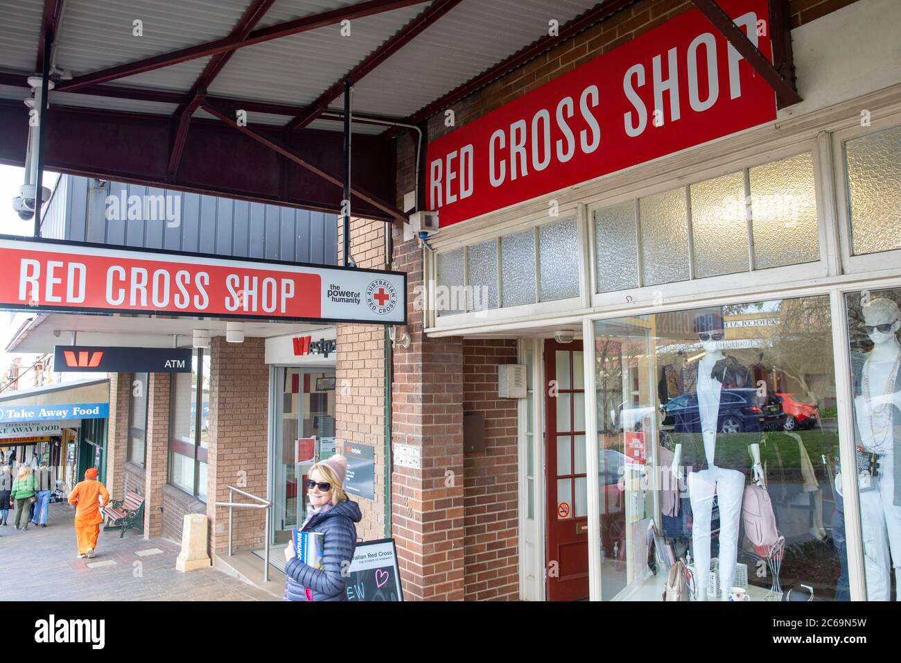 Red Cross charity shop in the village of Leura, blue mountains national ...