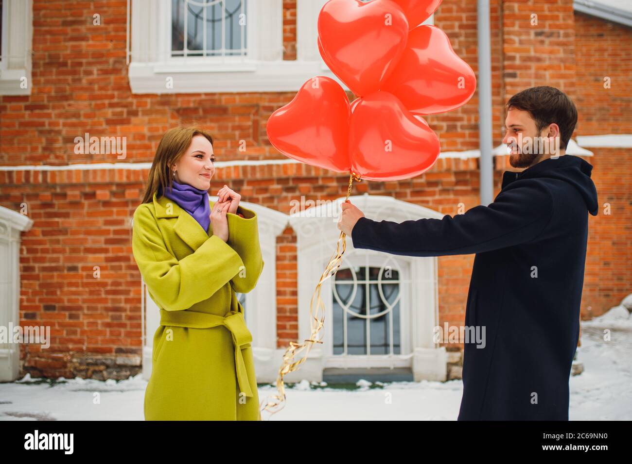 Man give woman balloons hi-res stock photography and images - Alamy
