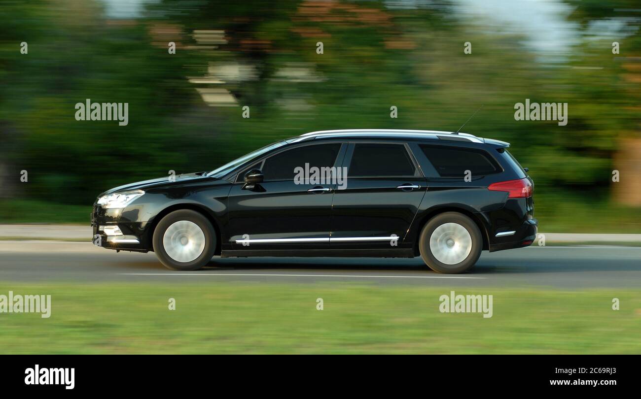 moving station wagon Stock Photo - Alamy