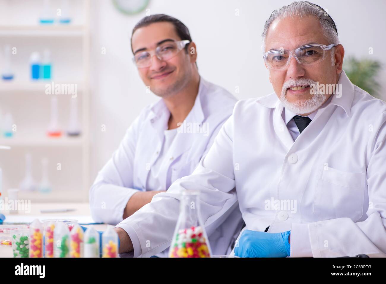 Two chemists working in the laboratory Stock Photo - Alamy