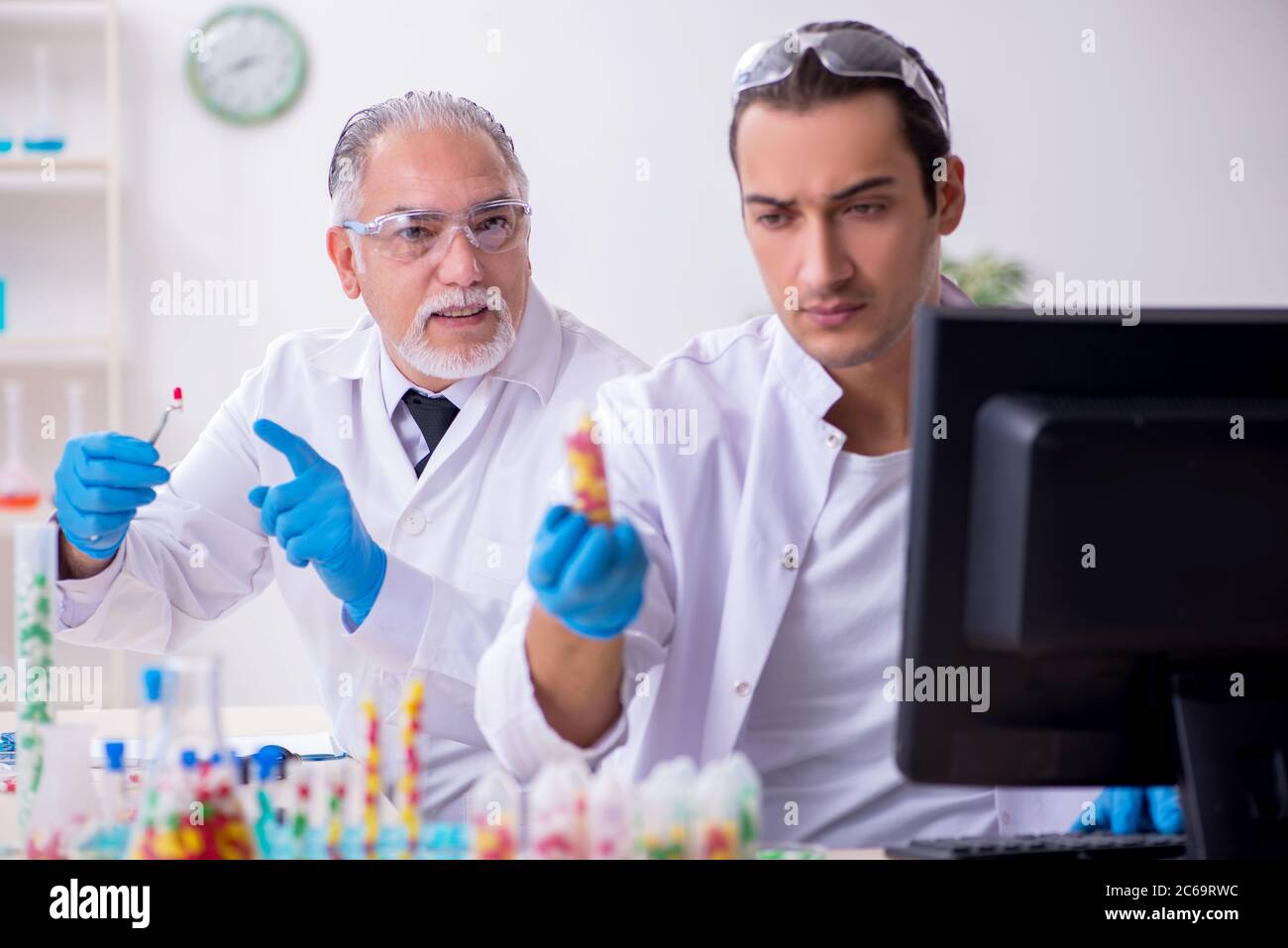 Two chemists working in the laboratory Stock Photo - Alamy