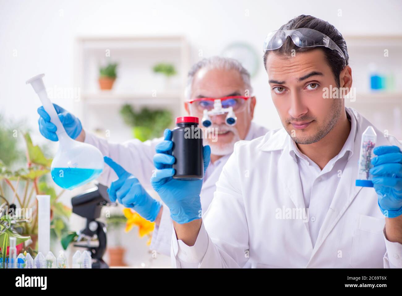 Two chemists working in the laboratory Stock Photo - Alamy
