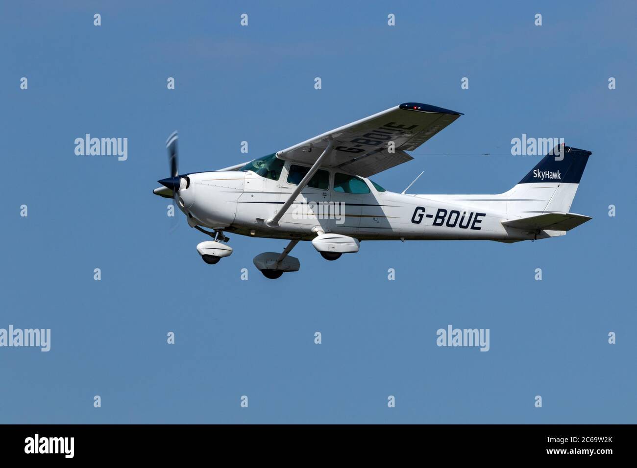 Cessna 172N Skyhawk G-BOUE Stock Photo - Alamy