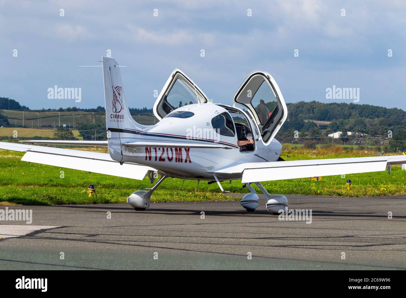 Nosewheel doors hi-res stock photography and images - Alamy