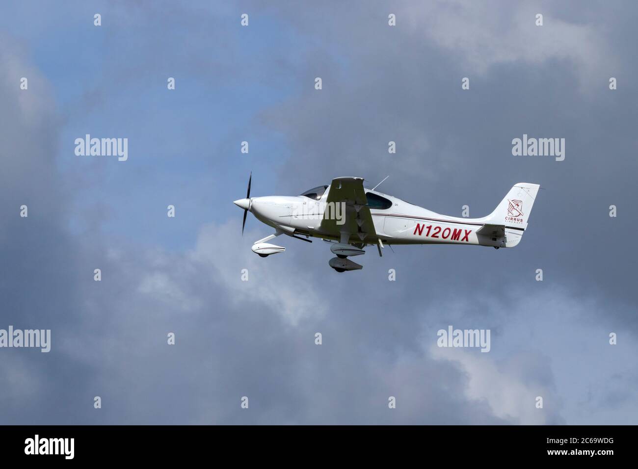 Cirrus SR20 N120MX Stock Photo - Alamy