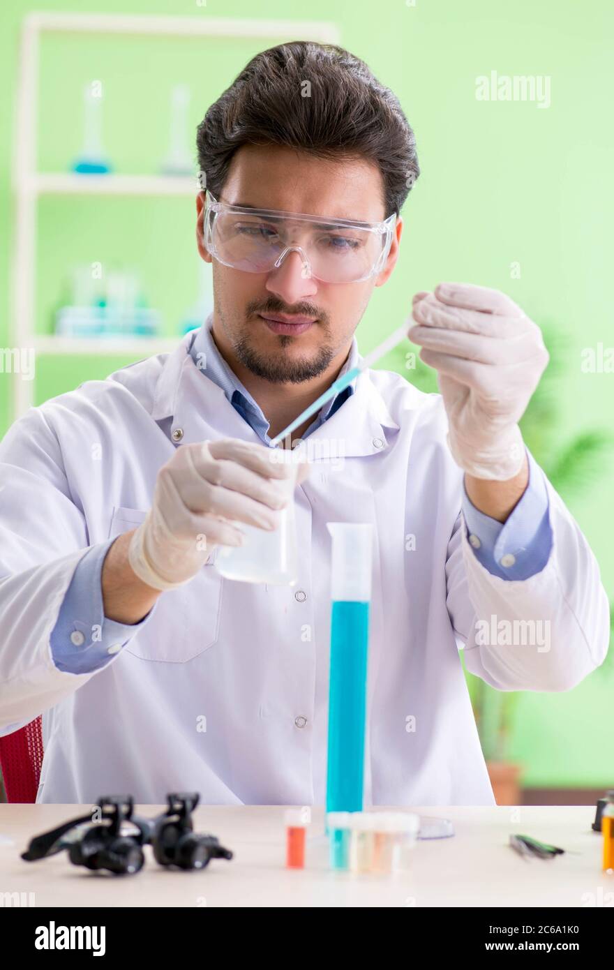 The man chemist working in the lab Stock Photo - Alamy