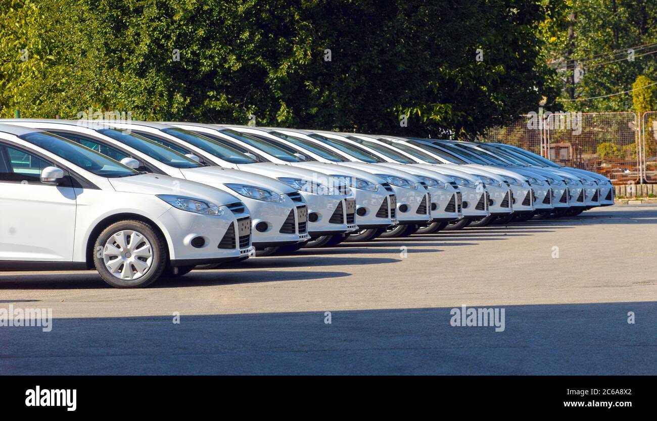 Car lined up plant hi-res stock photography and images - Alamy