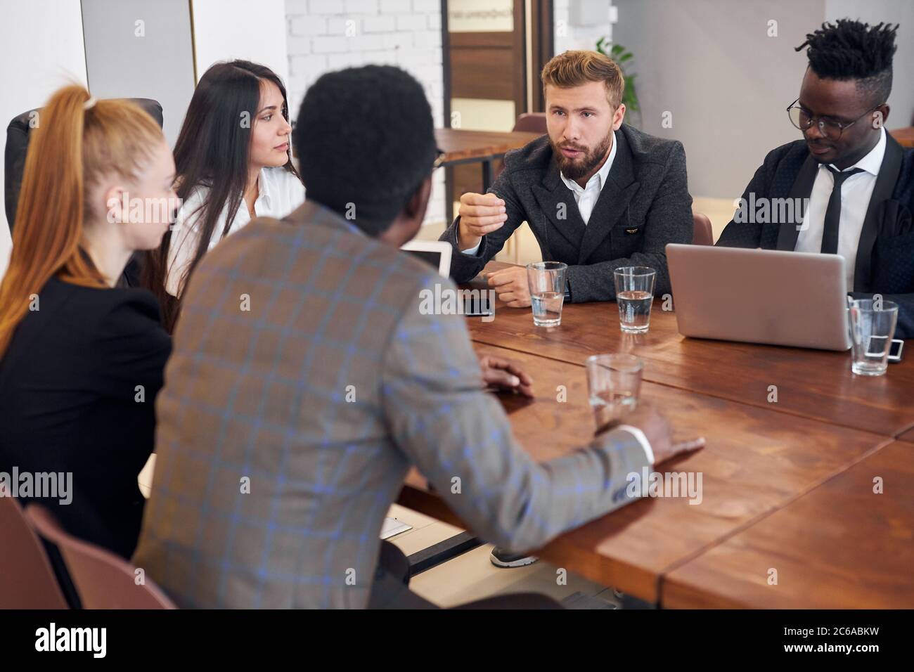 Business negotiation round table hi-res stock photography and images ...