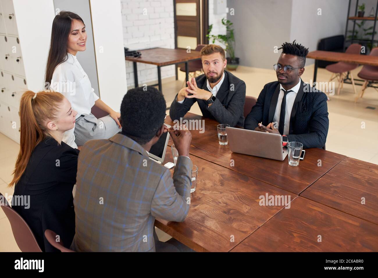 Business negotiation round table hi-res stock photography and images ...