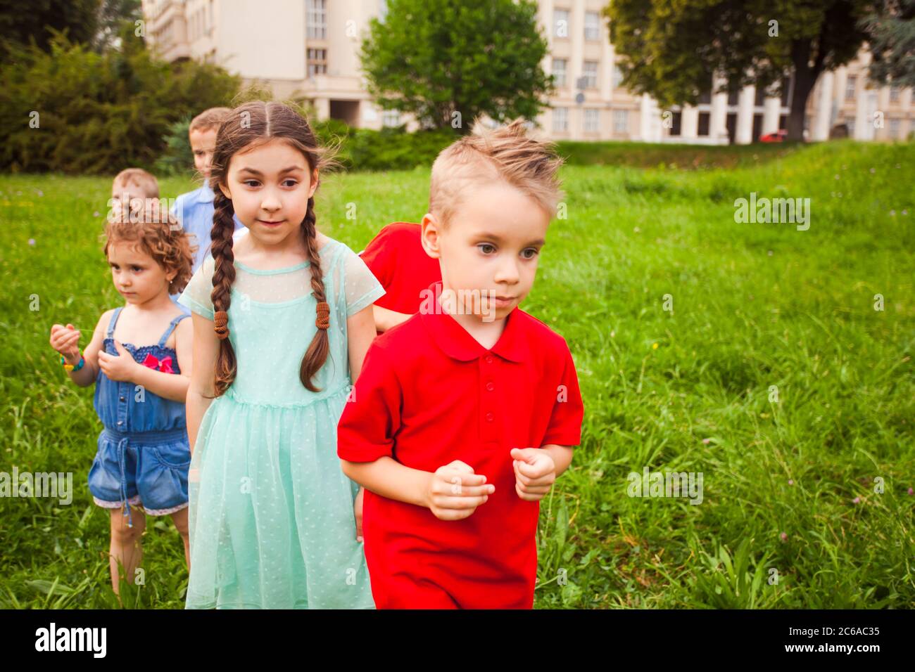 Kids looking forward hi-res stock photography and images - Alamy