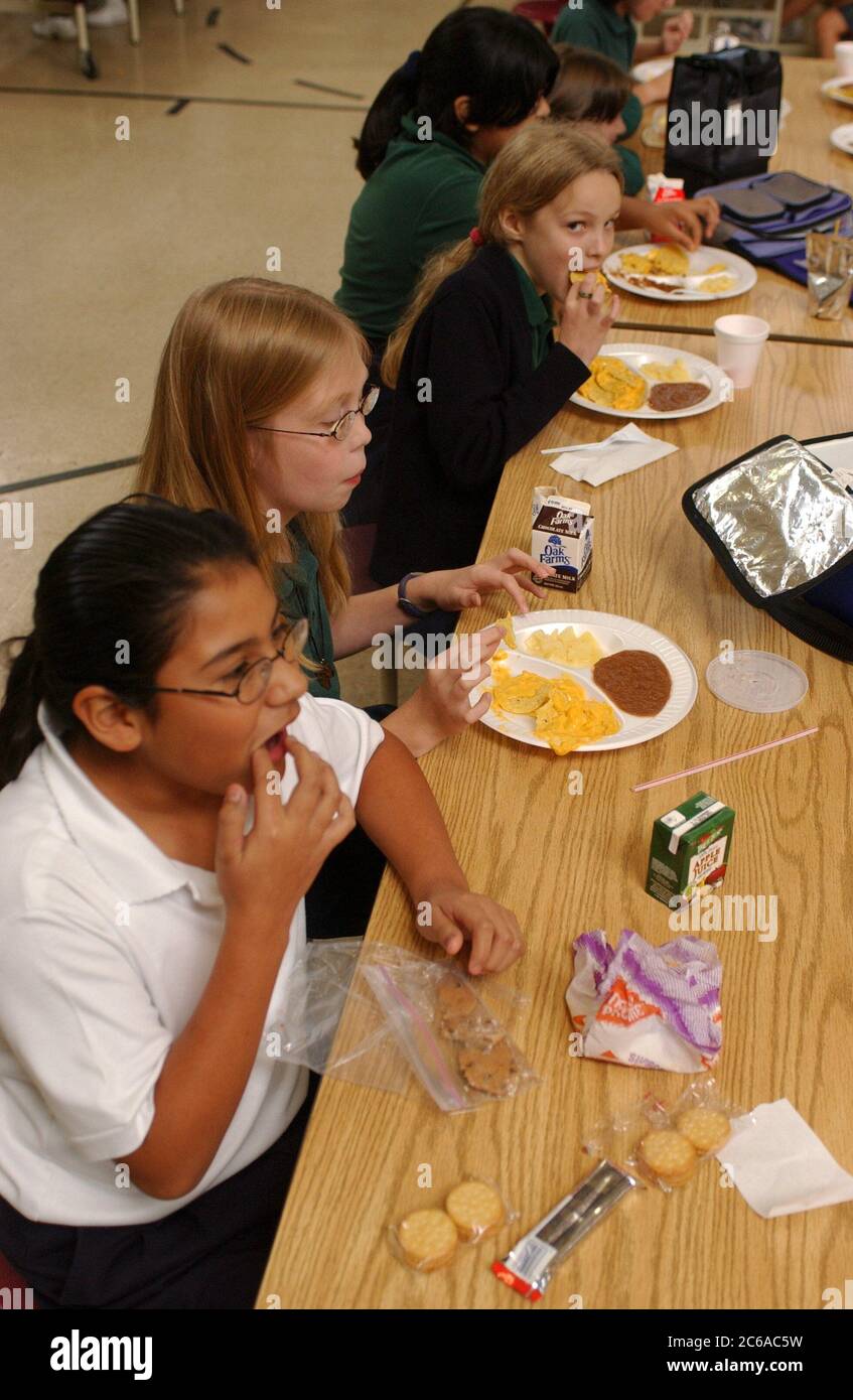 Austin Texas USA, November 2003: Fifth grade students eat in cafeteria ...