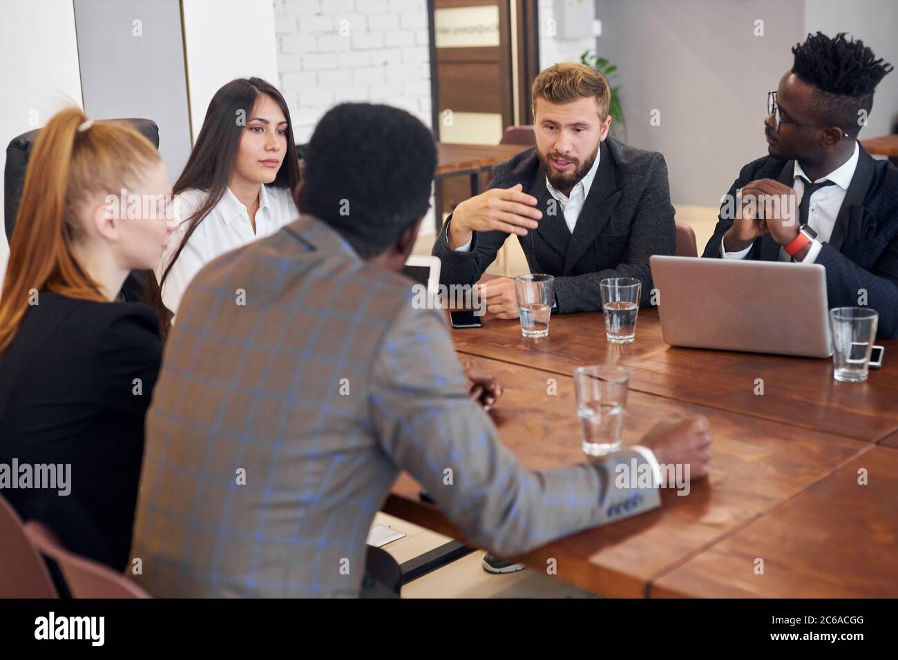 Business negotiation round table hi-res stock photography and images ...