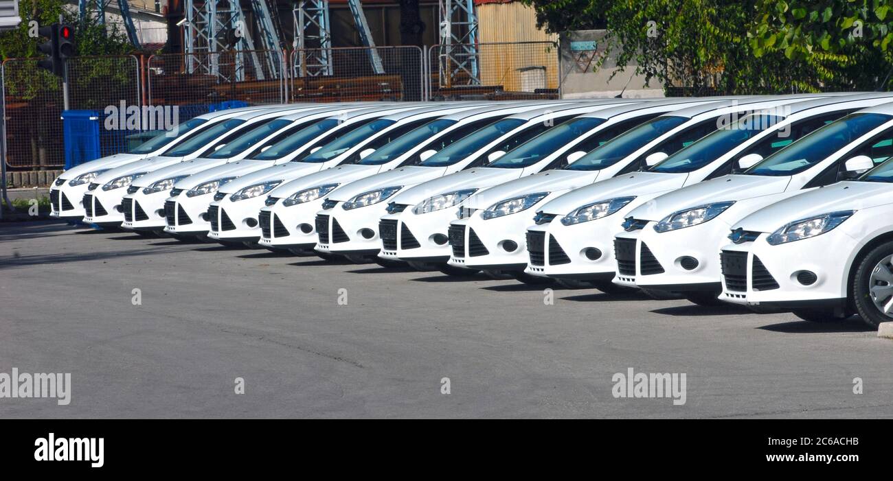 Car lined up plant hi-res stock photography and images - Alamy