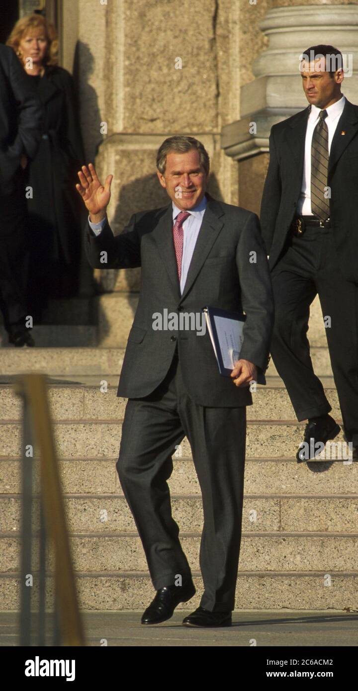 Austin Texas USA, December 6 2000: Texas Gov. George W. Bush, waves to ...