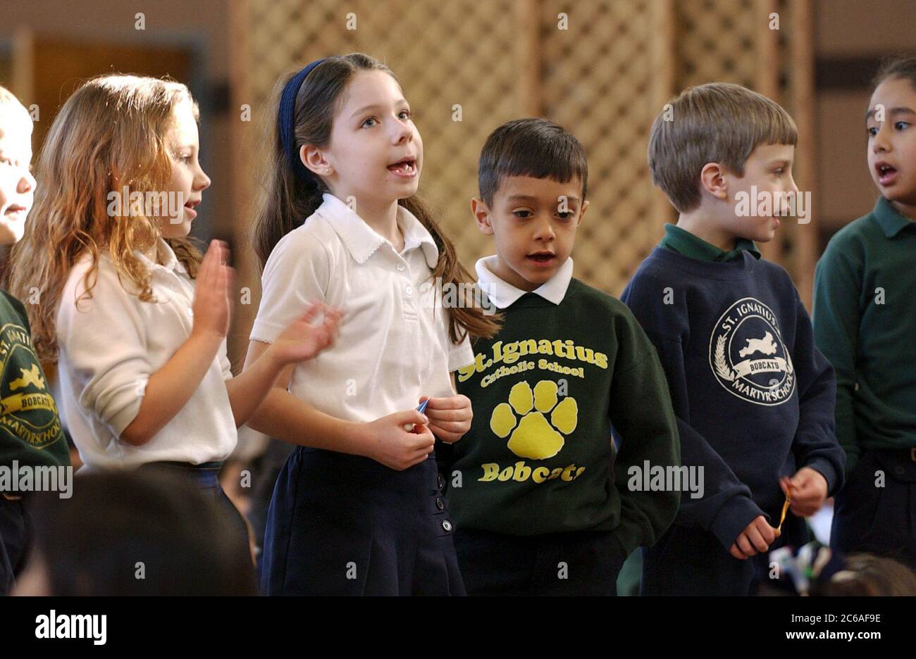 Children singing school performance hi-res stock photography and images ...