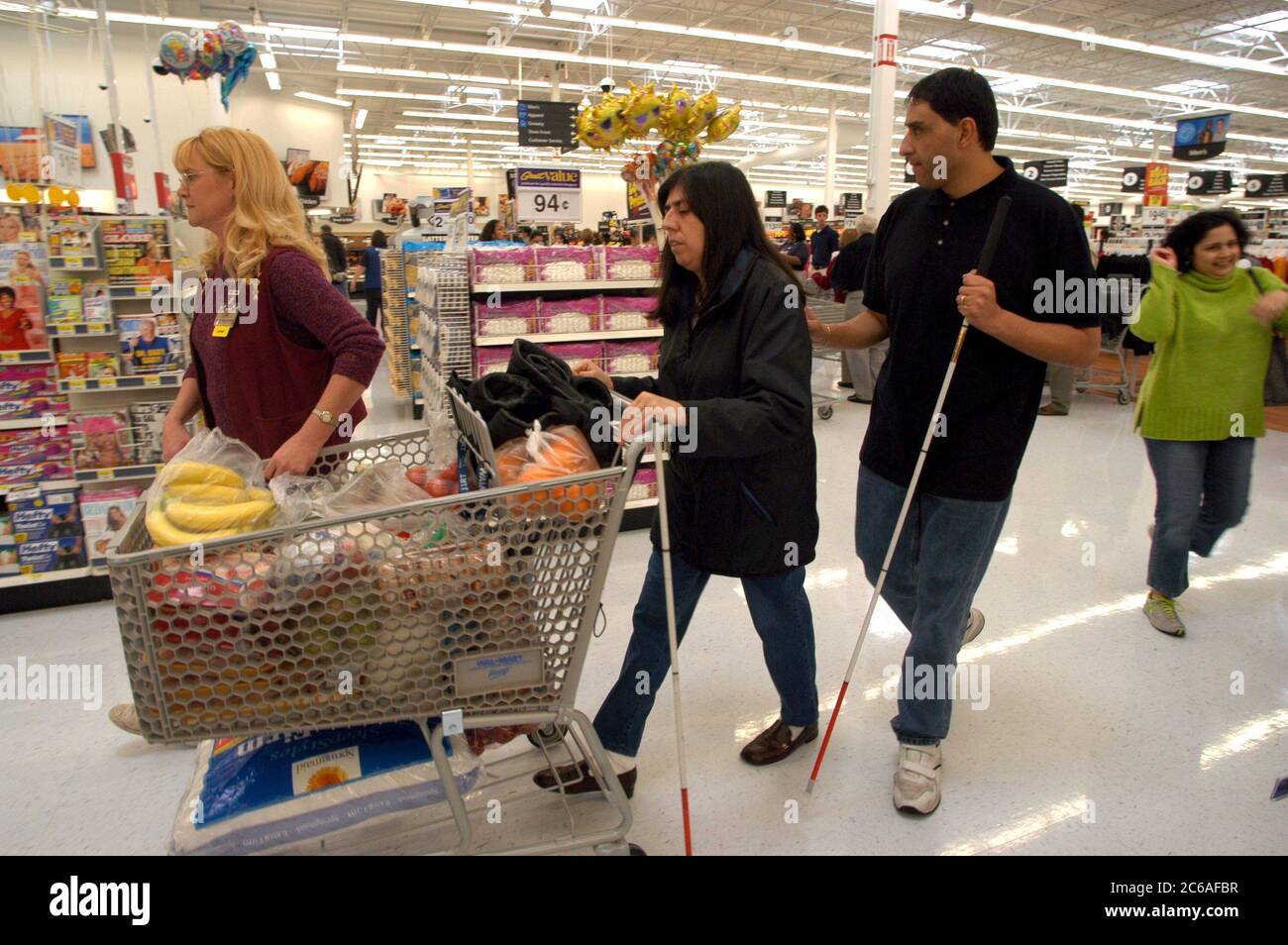 Walmart wal mart shopping cart hi-res stock photography and images - Alamy