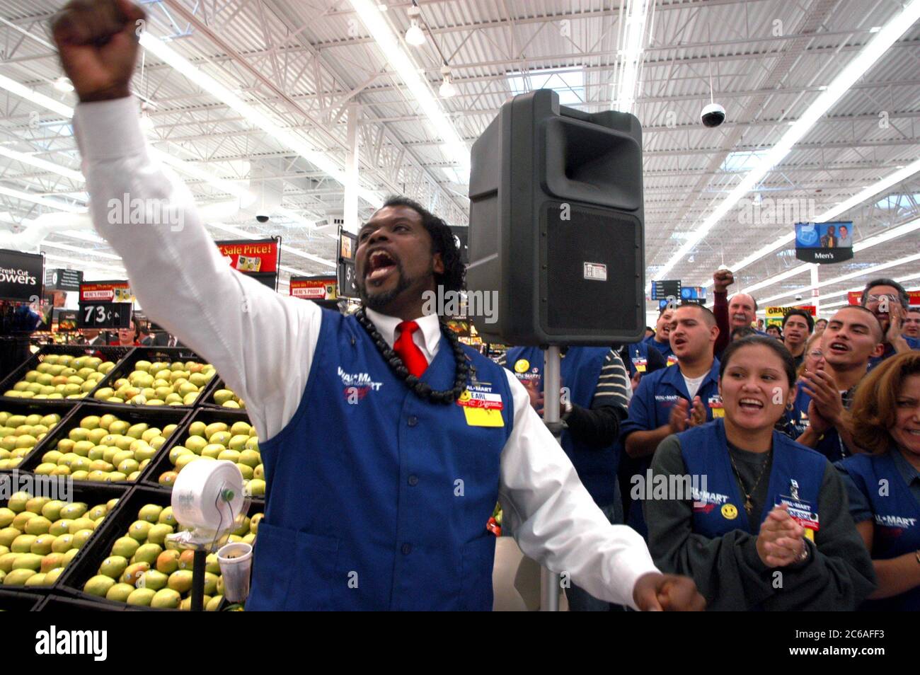 Store employees cheering hi-res stock photography and images - Alamy
