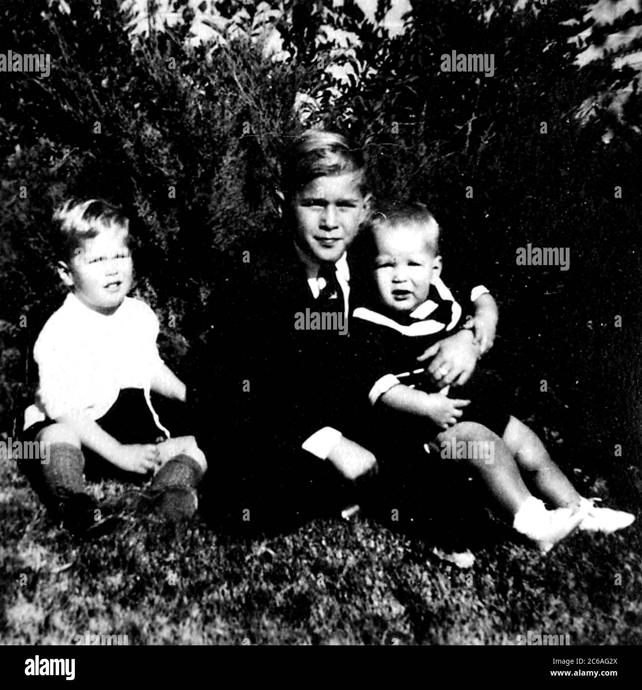 HS678 Nine-year-old George W.Bush (center) holding Neil with Jeb ...