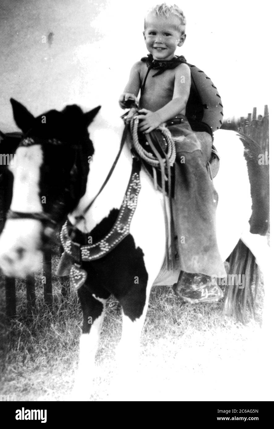 HS376-A George W. Bush wearing a cowboy outfit as he sits on a pony ...