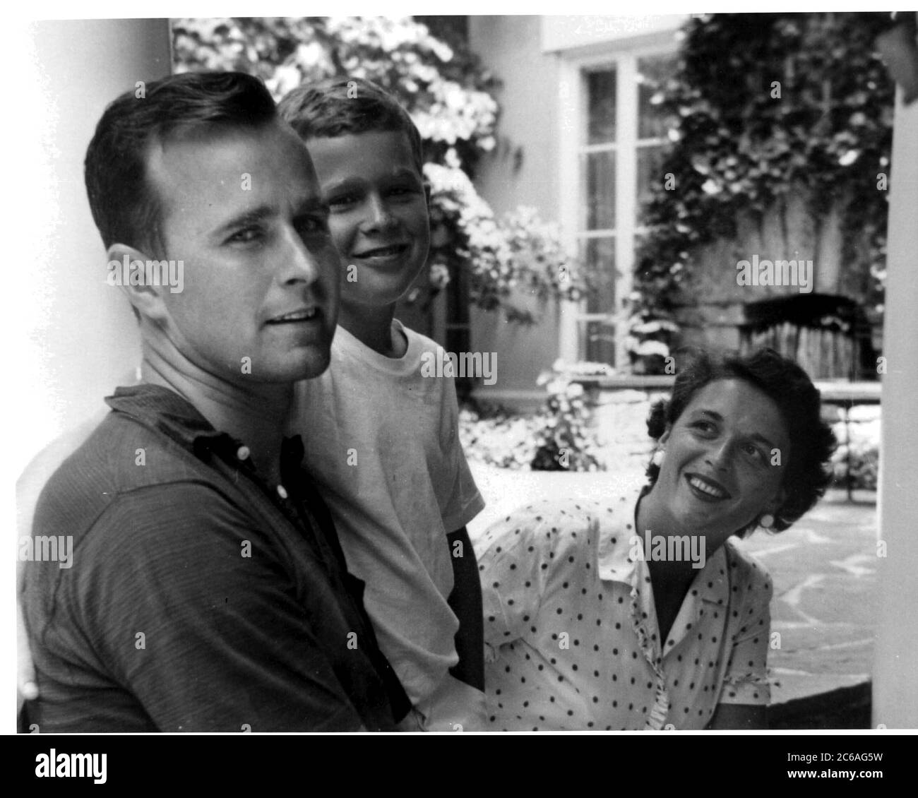 HS377 George W. Bush with his father, George H. Bush, and mother ...