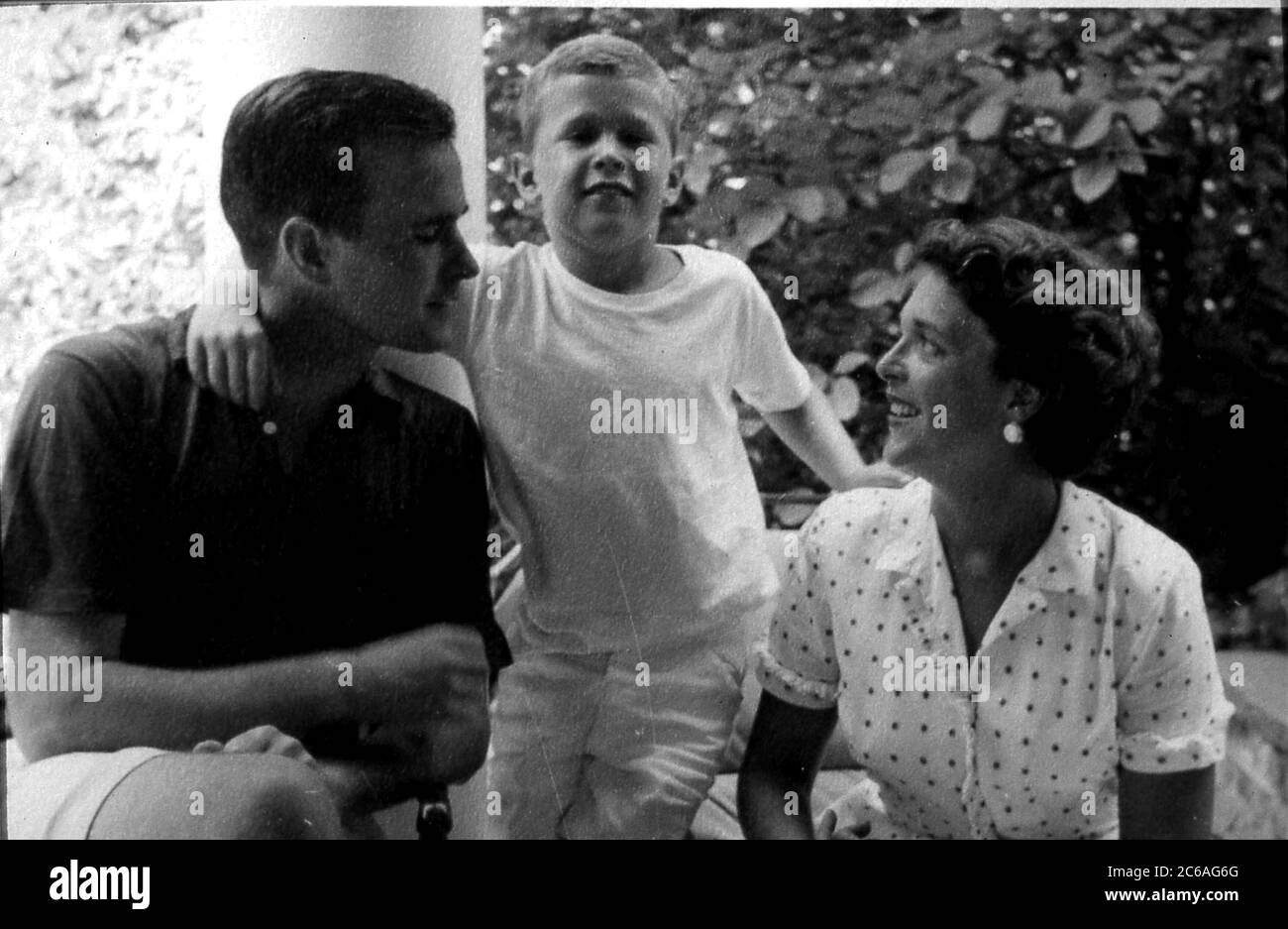 HS315 George H. and Barbara Bush enjoy vacation with their eldest son ...