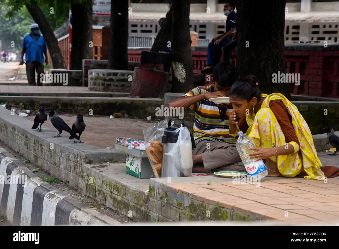 Homeless people eating hi-res stock photography and images - Alamy