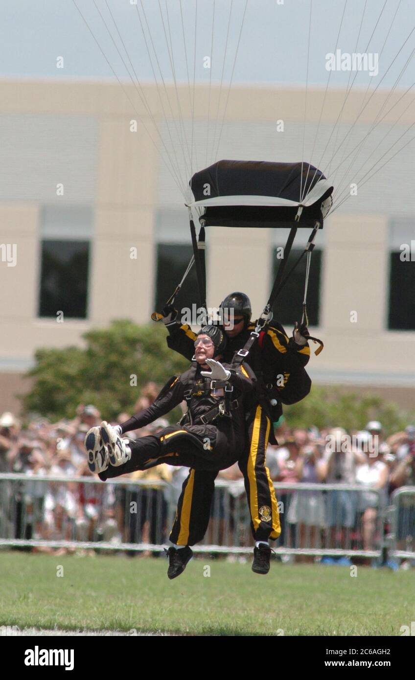 George bush birthday celebration hi-res stock photography and images ...