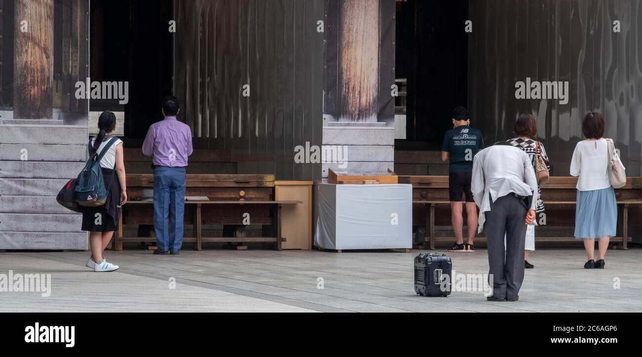Local Japanese praying at the Meiji Jingu Shinto shrine, Tokyo, Japan ...