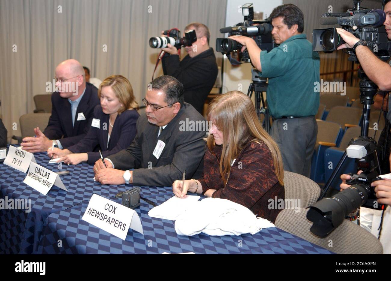 Occupation white collar reporters hi-res stock photography and images ...