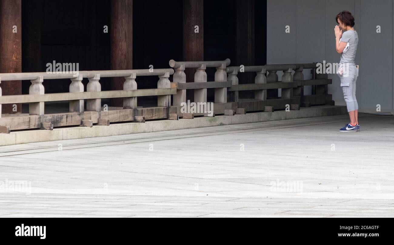 Local Japanese praying at the Meiji Jingu Shinto shrine, Tokyo, Japan ...