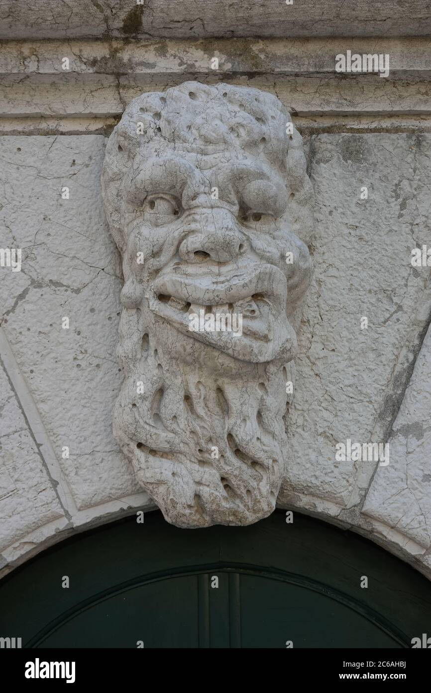 Venedig, Fratze an einer Fassade // Venice, Grimace Stock Photo - Alamy