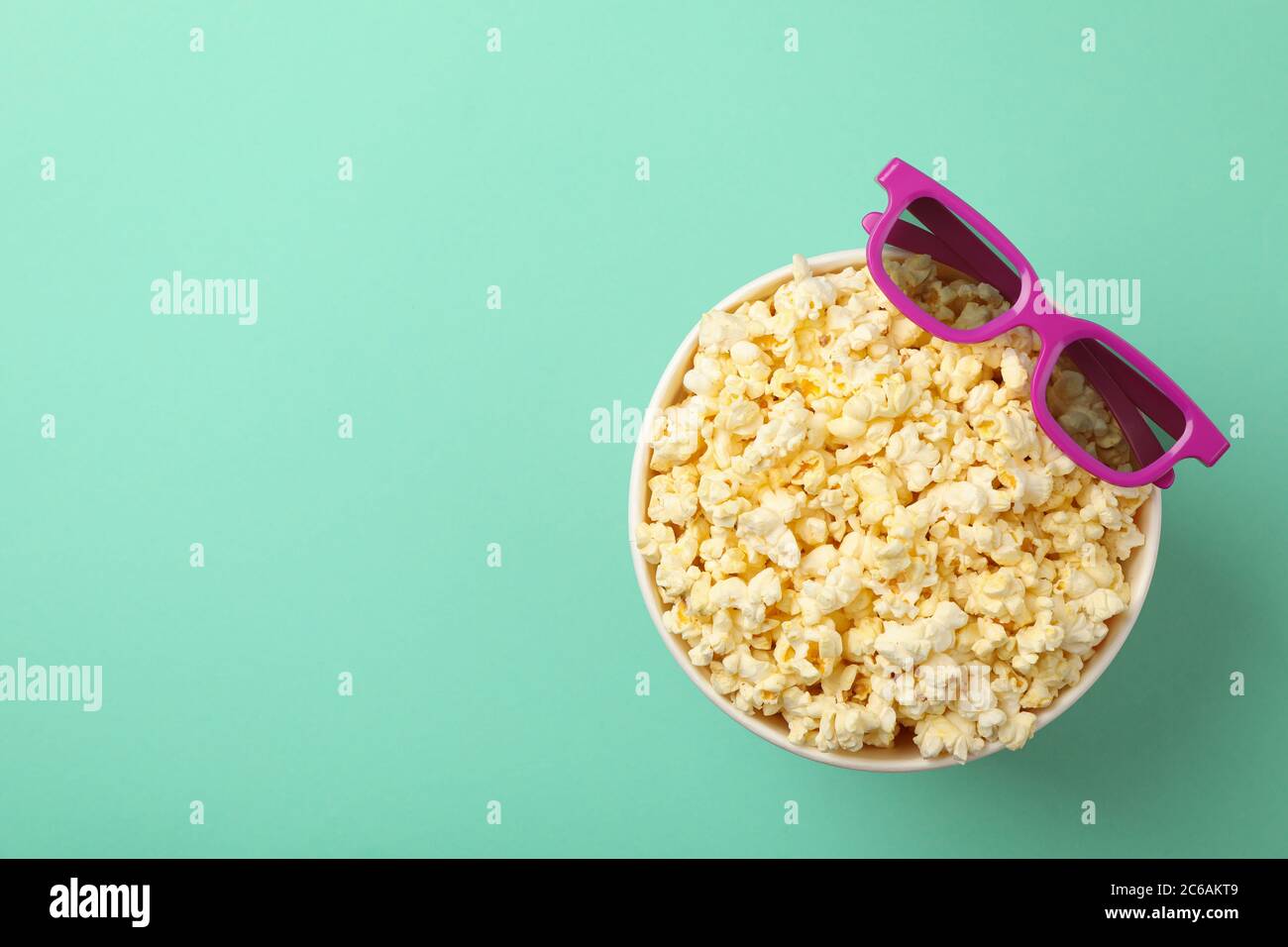 Green white popcorn bucket hi-res stock photography and images - Alamy