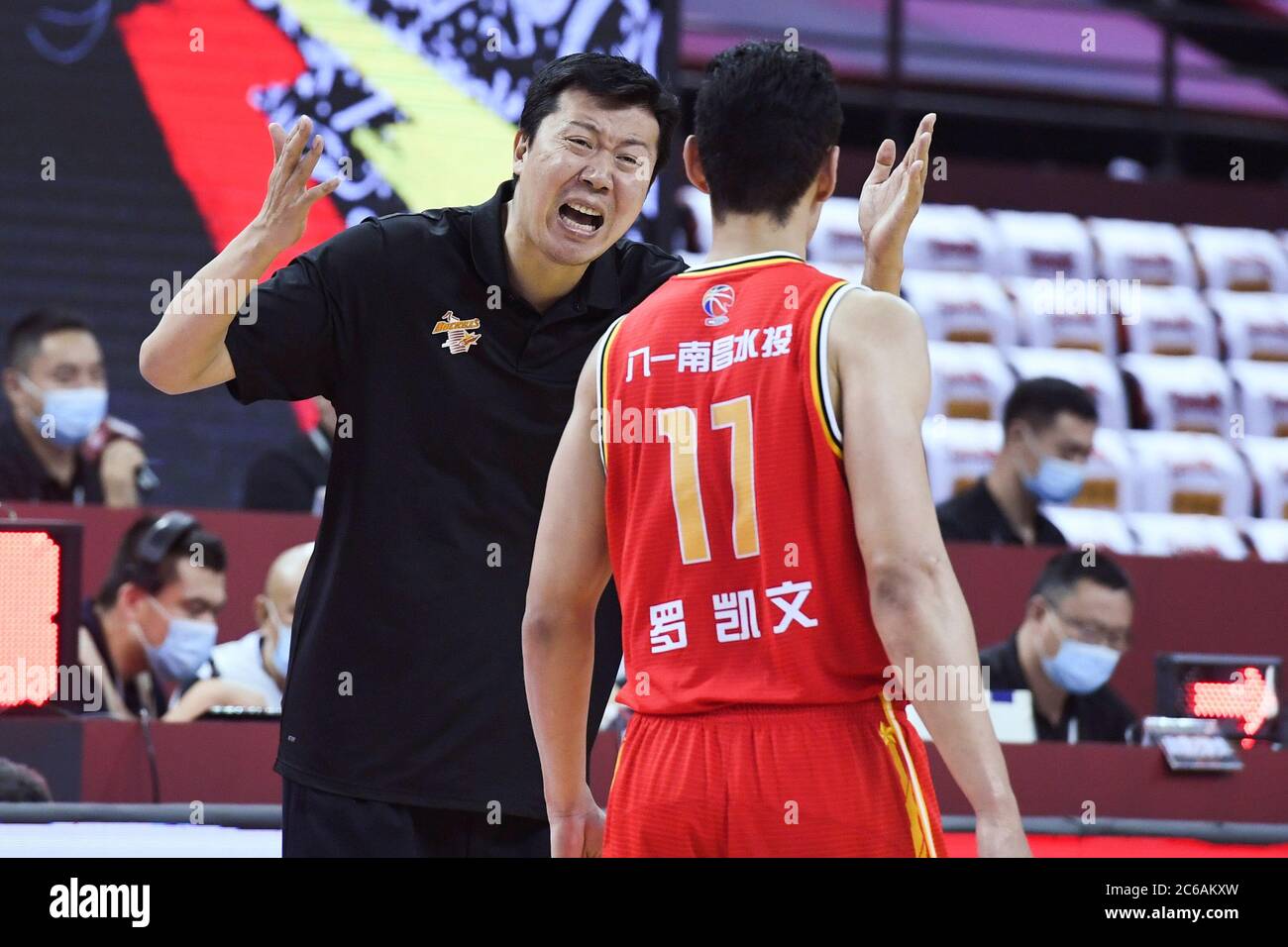 (200708) -- QINGDAO, July 8, 2020 (Xinhua) -- Wang Zhizhi (L), head ...