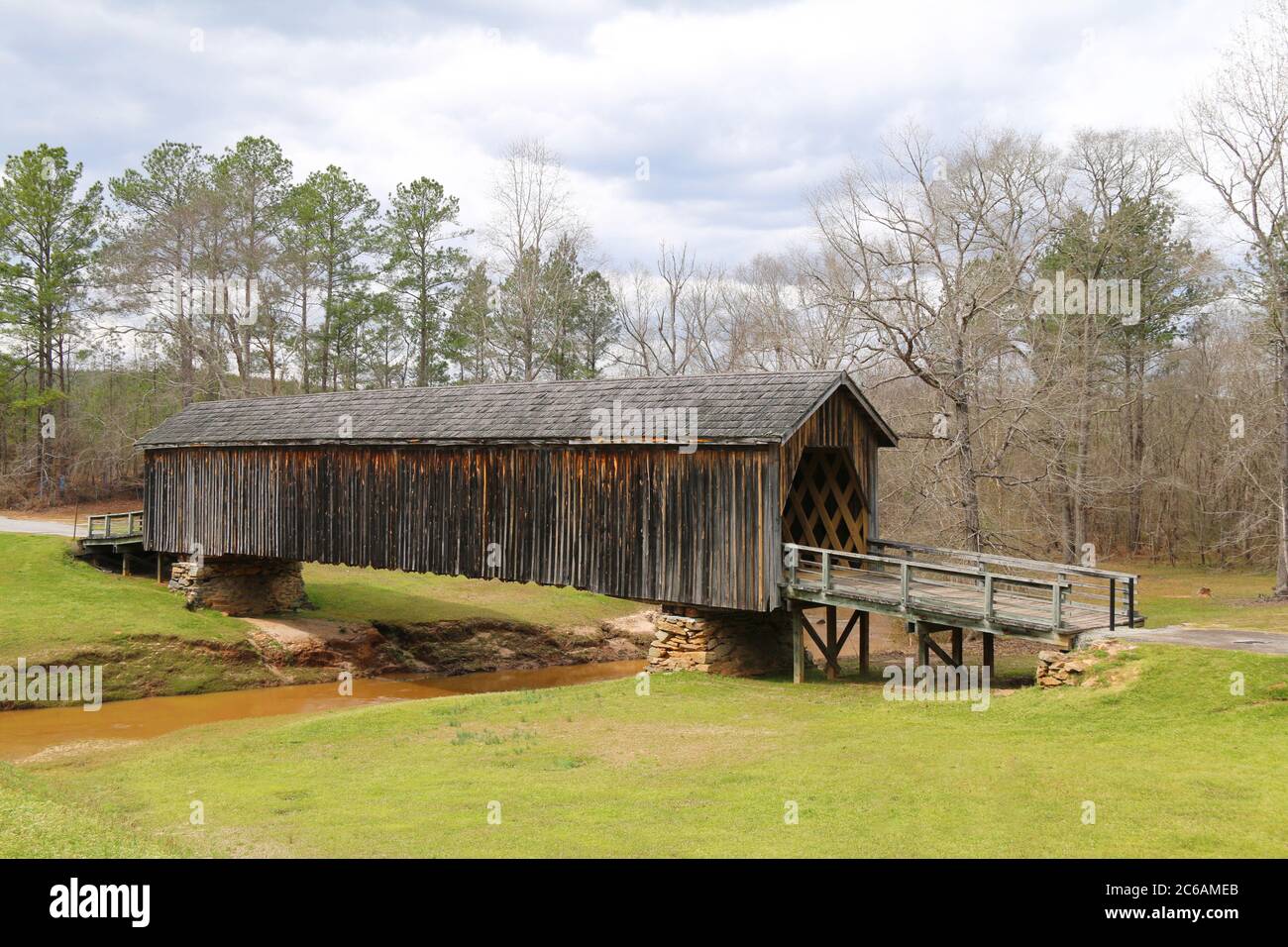 an old southern style vintage rural wooden covered bridge Stock Photo ...