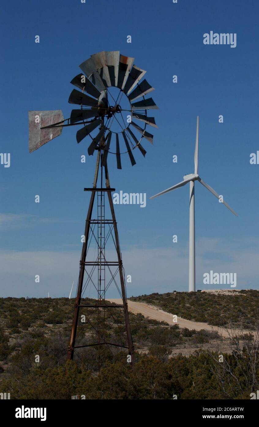 Old farm windmills usa hi-res stock photography and images - Alamy