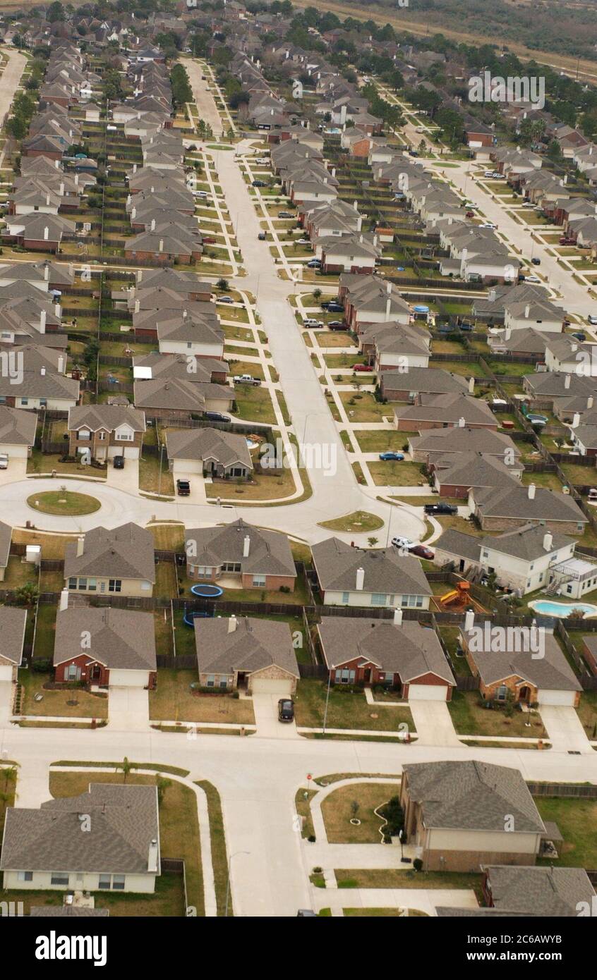 Neighborhood suburban hi-res stock photography and images - Alamy