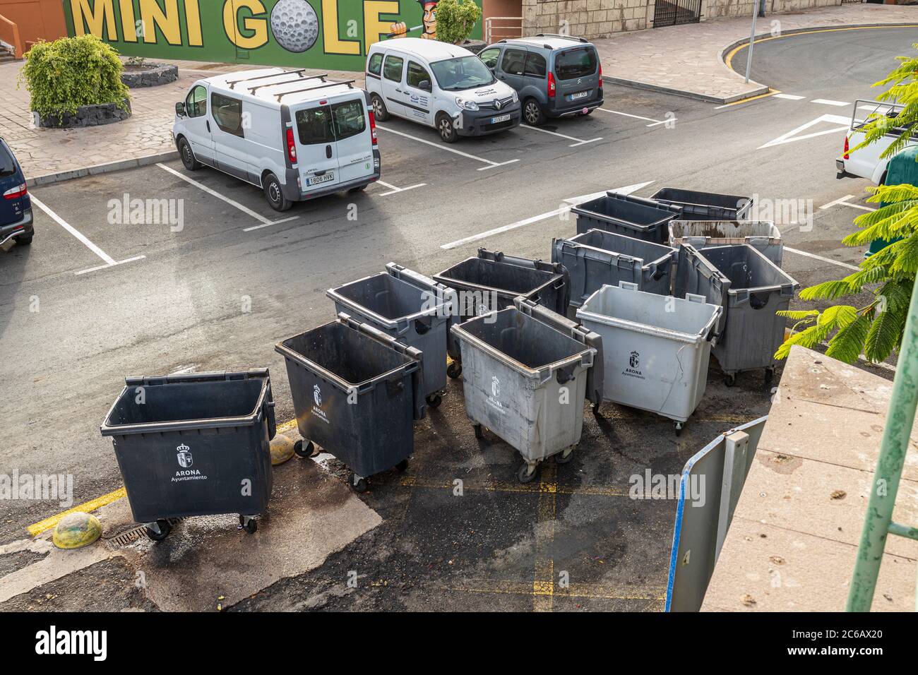 Trash on roadside hi-res stock photography and images - Alamy
