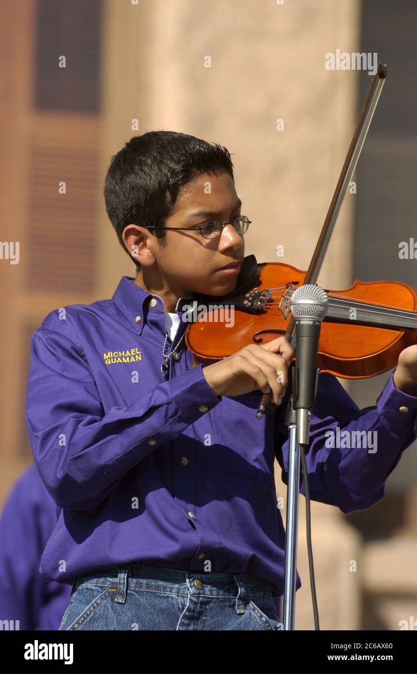 Teen fiddler hi-res stock photography and images - Alamy
