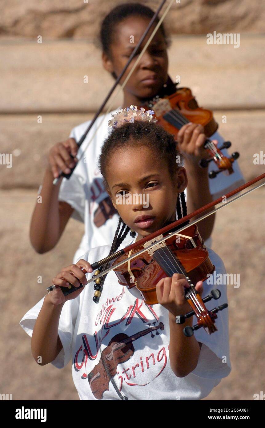 Black girls playing violins hi-res stock photography and images - Alamy