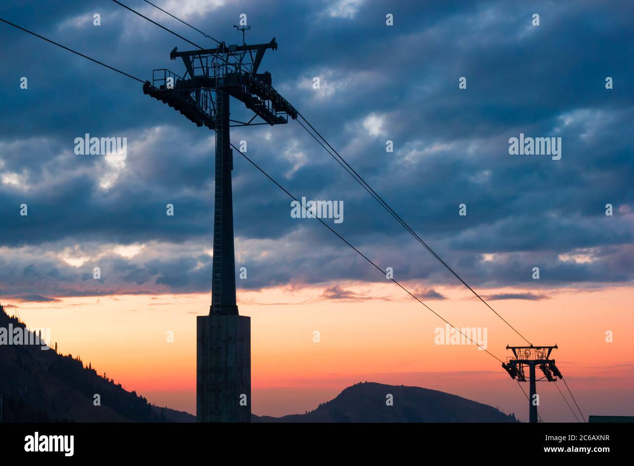 Silhouette ski cabin lift hi-res stock photography and images - Alamy