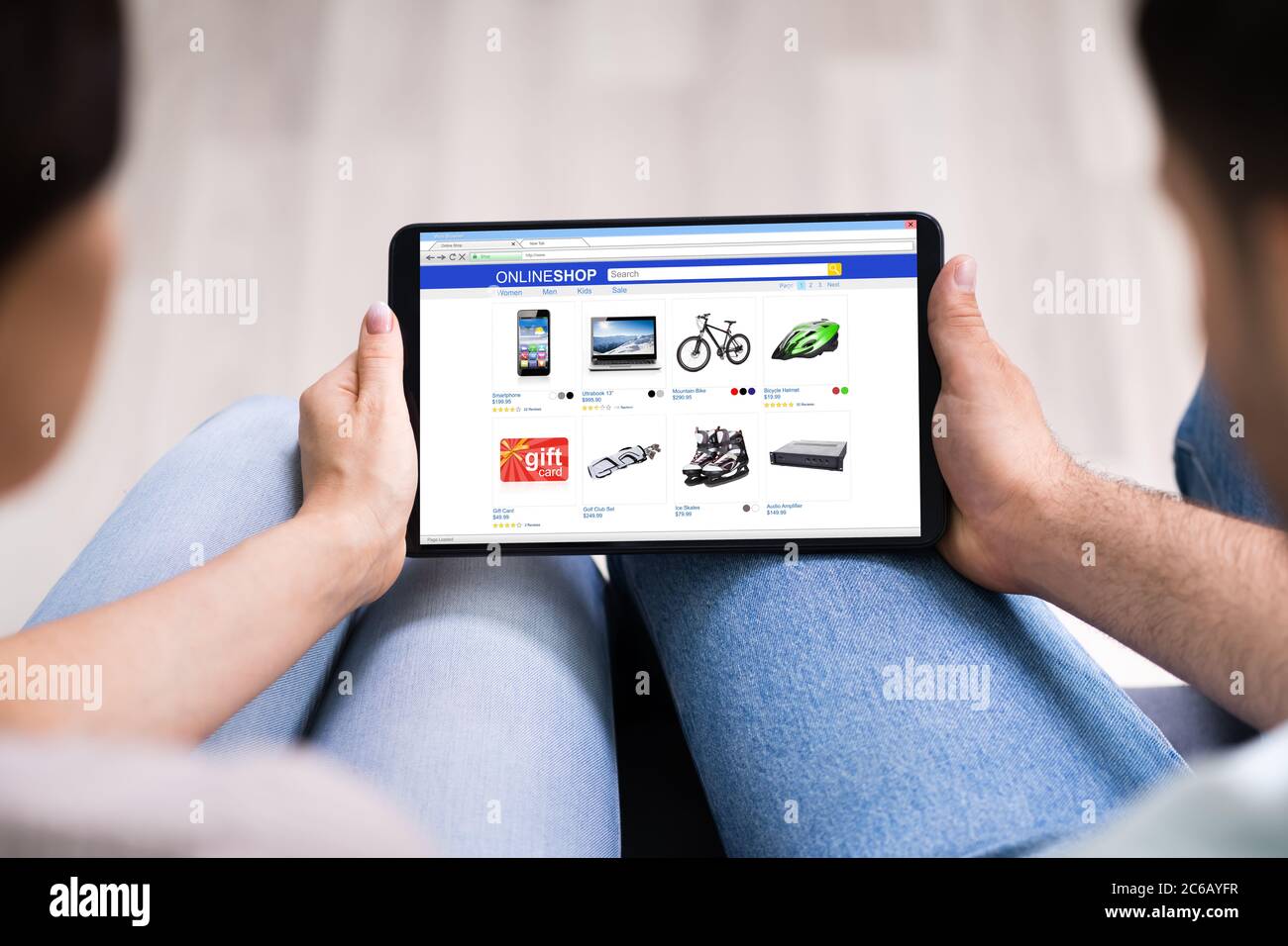 People in consumer electronics hi-res stock photography and images - Alamy