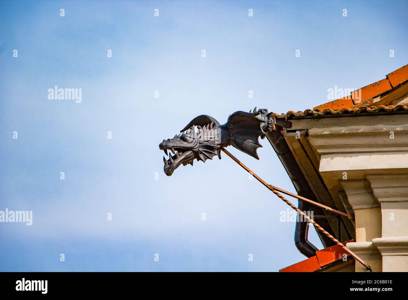 Chinese metal dragon on the roof of an ancient building Stock Photo - Alamy