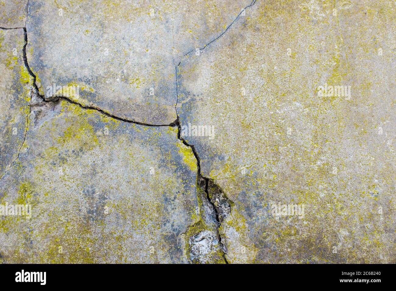 Cracked cement wall, detail of a wall damaged by the passage of time ...