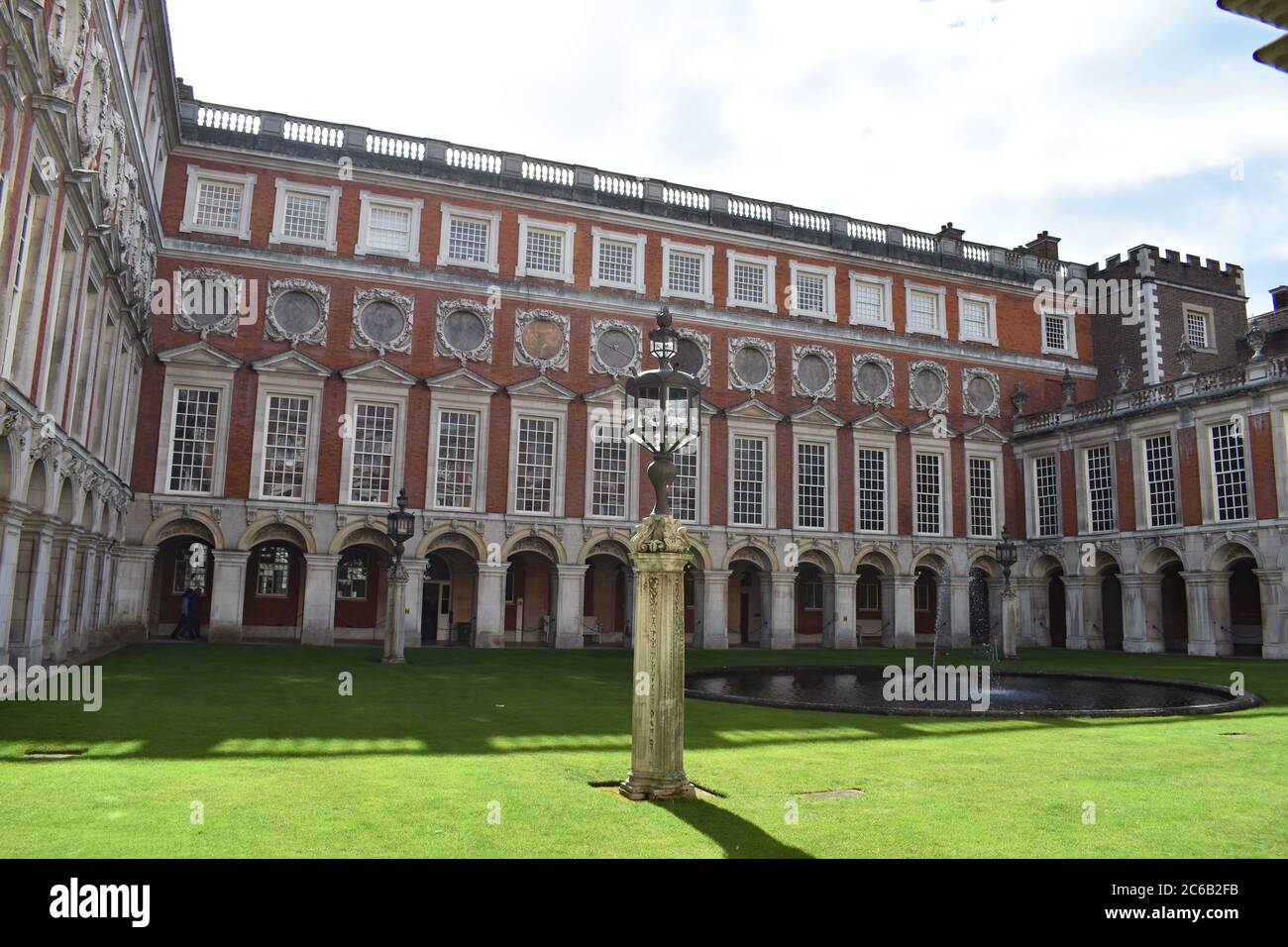 The Fountain Court at Hampton Court Palace. Baroque architecture ...