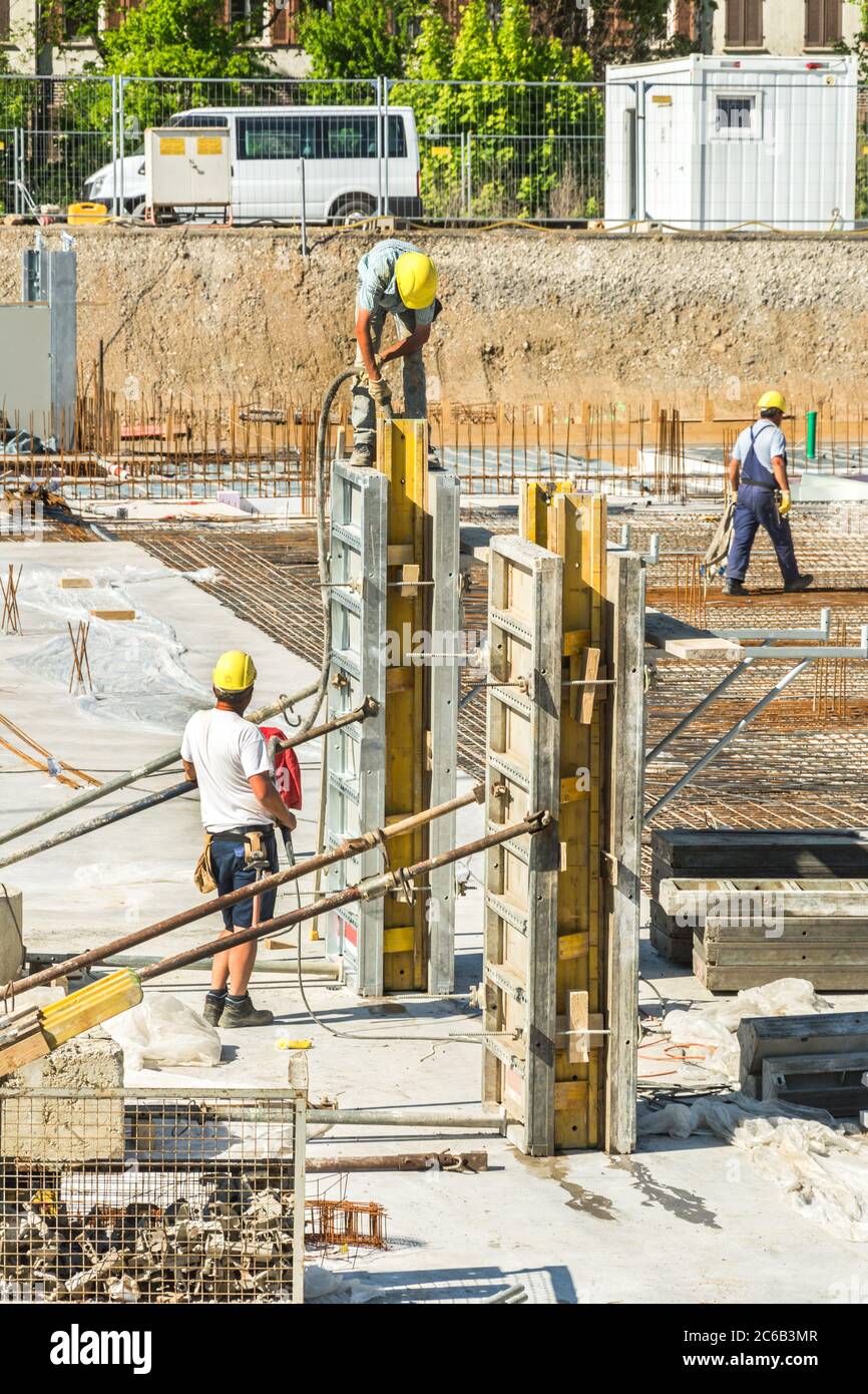Construction worker construction site hi-res stock photography and ...