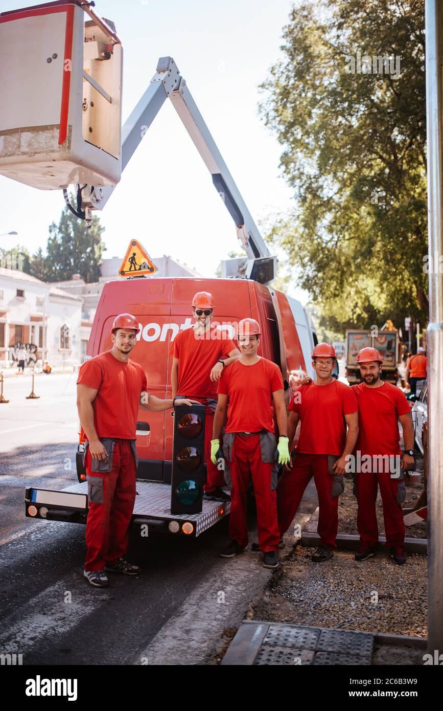 Man standing next to traffic light hi-res stock photography and images ...