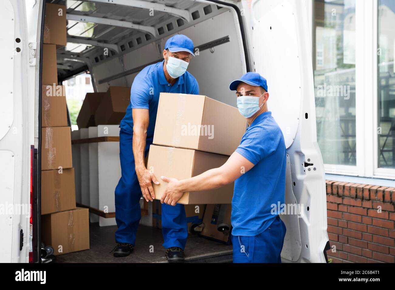 Delivery truck unloading store hi-res stock photography and images - Alamy